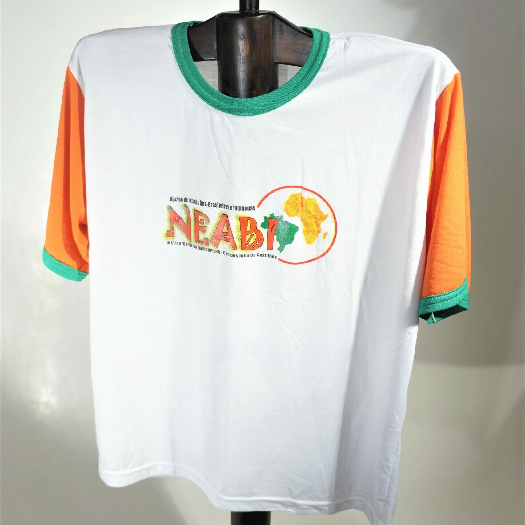 Camiseta branca do Núcleo de Estudos Afro-brasileiros e Indígenas ...